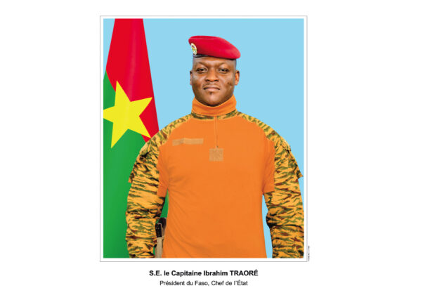 la nouvelle photo officielle de Son Excellence, le capitaine Ibrahim ...